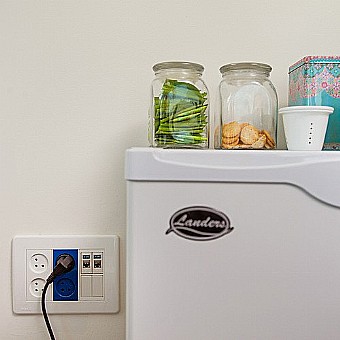 עמדת NISKO OFFICE תחת הטיח 6 מודול, 4 שקעים ומתאם גוויס | אינסטלציה חשמלית | עמדות עבודה