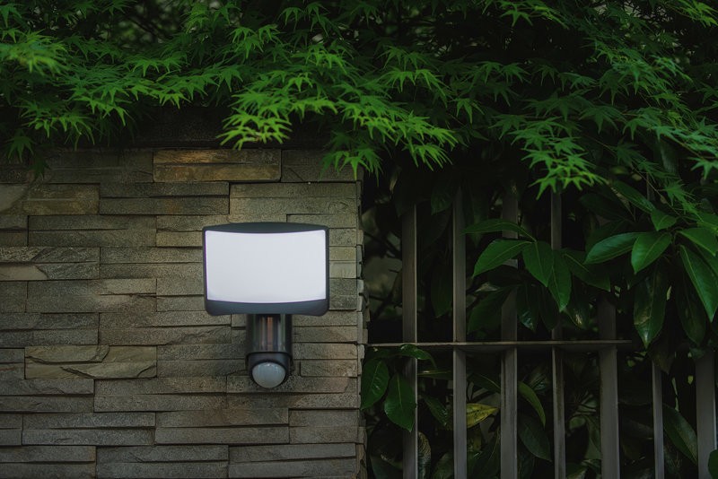 גוף תאורה צמוד קיר/חומה סולארי SUNSHINE LUTEC 11W IP54 אור קרמק''ט: 71510203