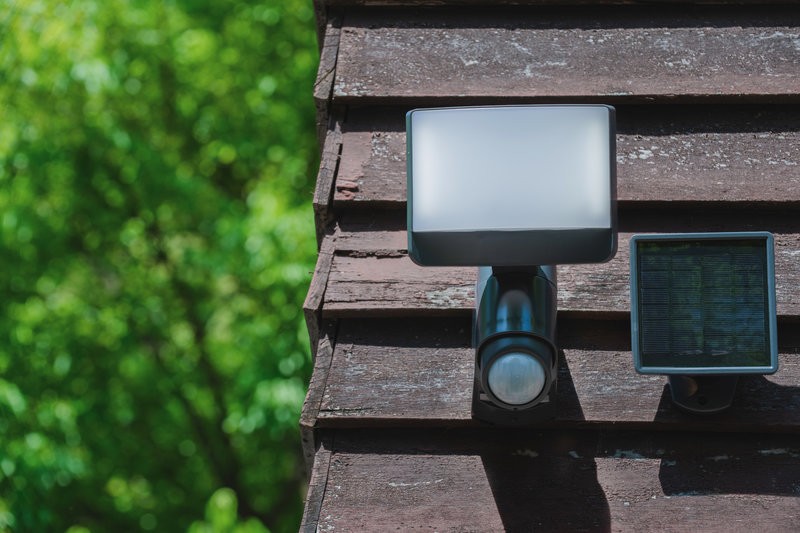 גוף תאורה צמוד קיר/חומה סולארי SUNSHINE LUTEC 11W IP54 אור קרמק''ט: 71510203