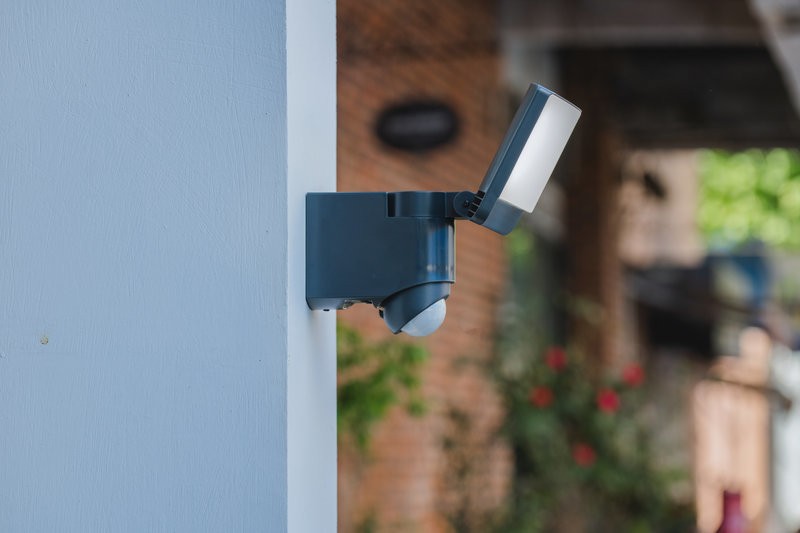 גוף תאורה צמוד קיר/חומה סולארי SUNSHINE LUTEC 11W IP54 אור קרמק''ט: 71510203